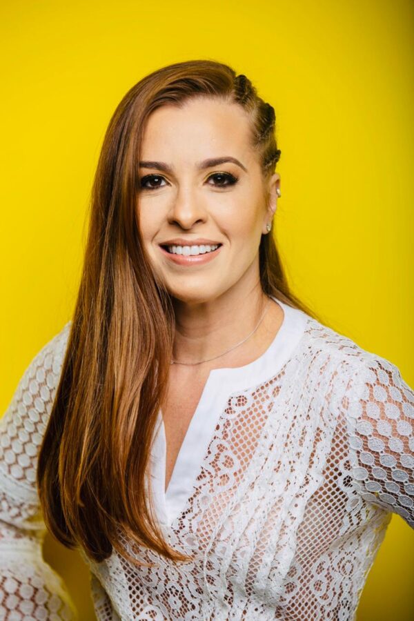 Louise Lou retorna ao Brasil e realiza live show - Anota Bahia