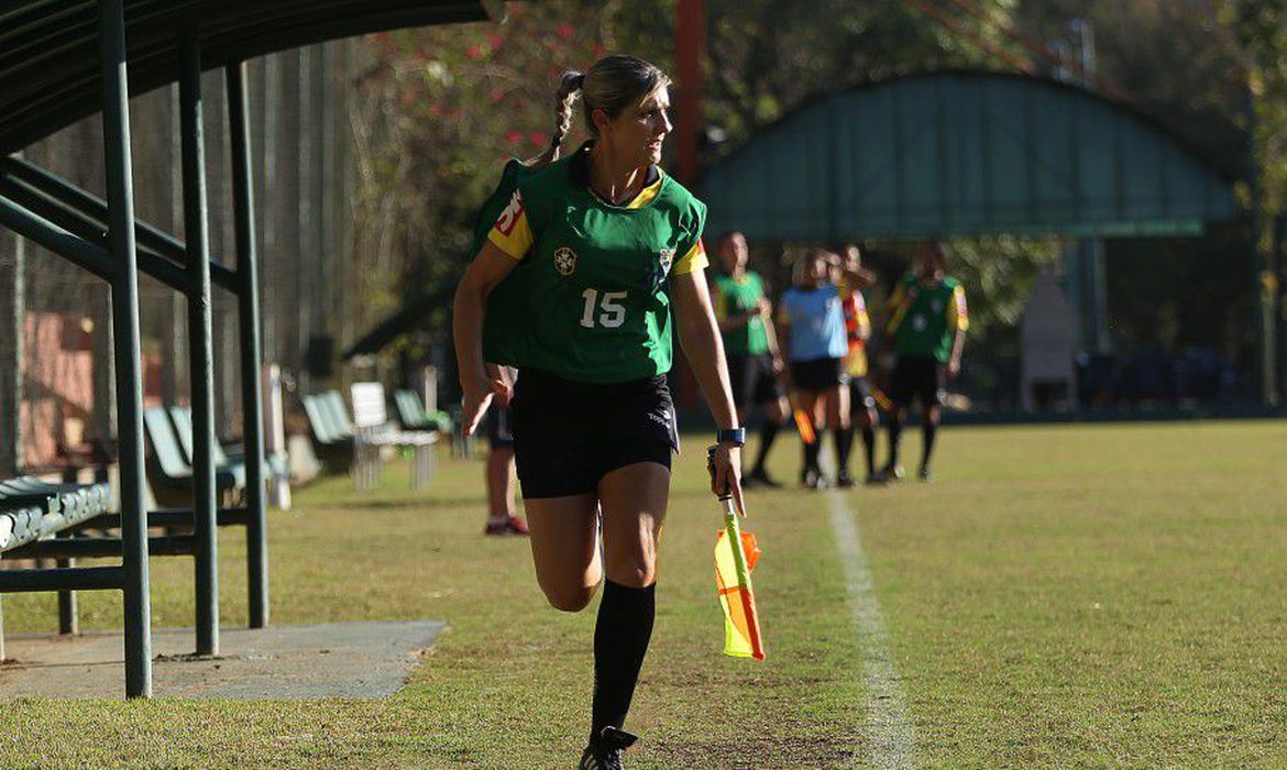 Neuza Inês Back será árbitra representando o Brasil na Copa do Catar ...