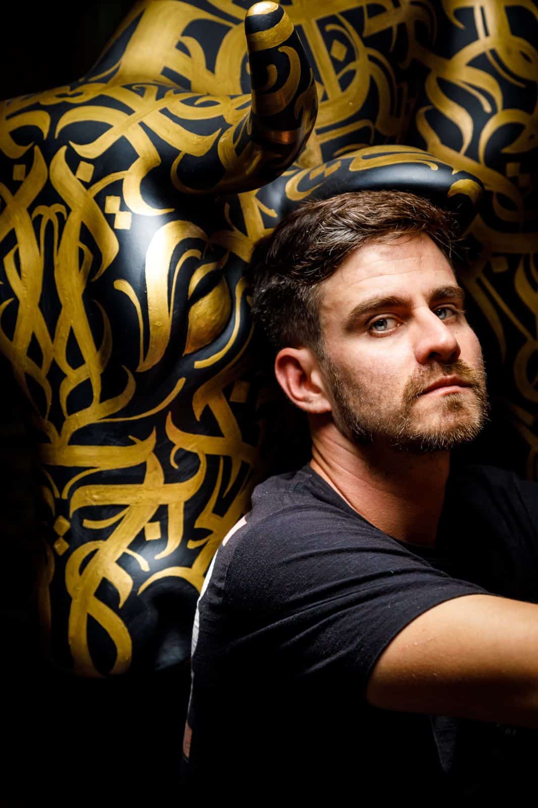 Raphael Ribeiro assina muro para homenagem da Acelen à Iemanjá - Anota Bahia