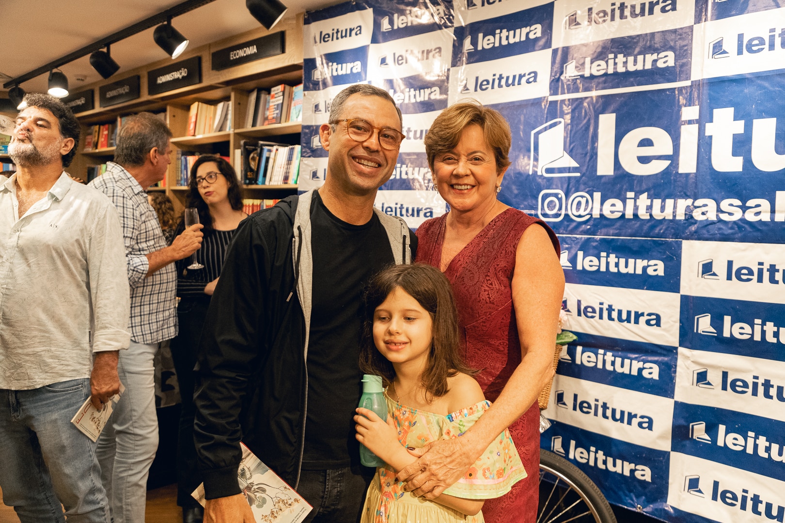 Fotos: Edza Brasil lançou livro que narra sua trajetória de vida na ...