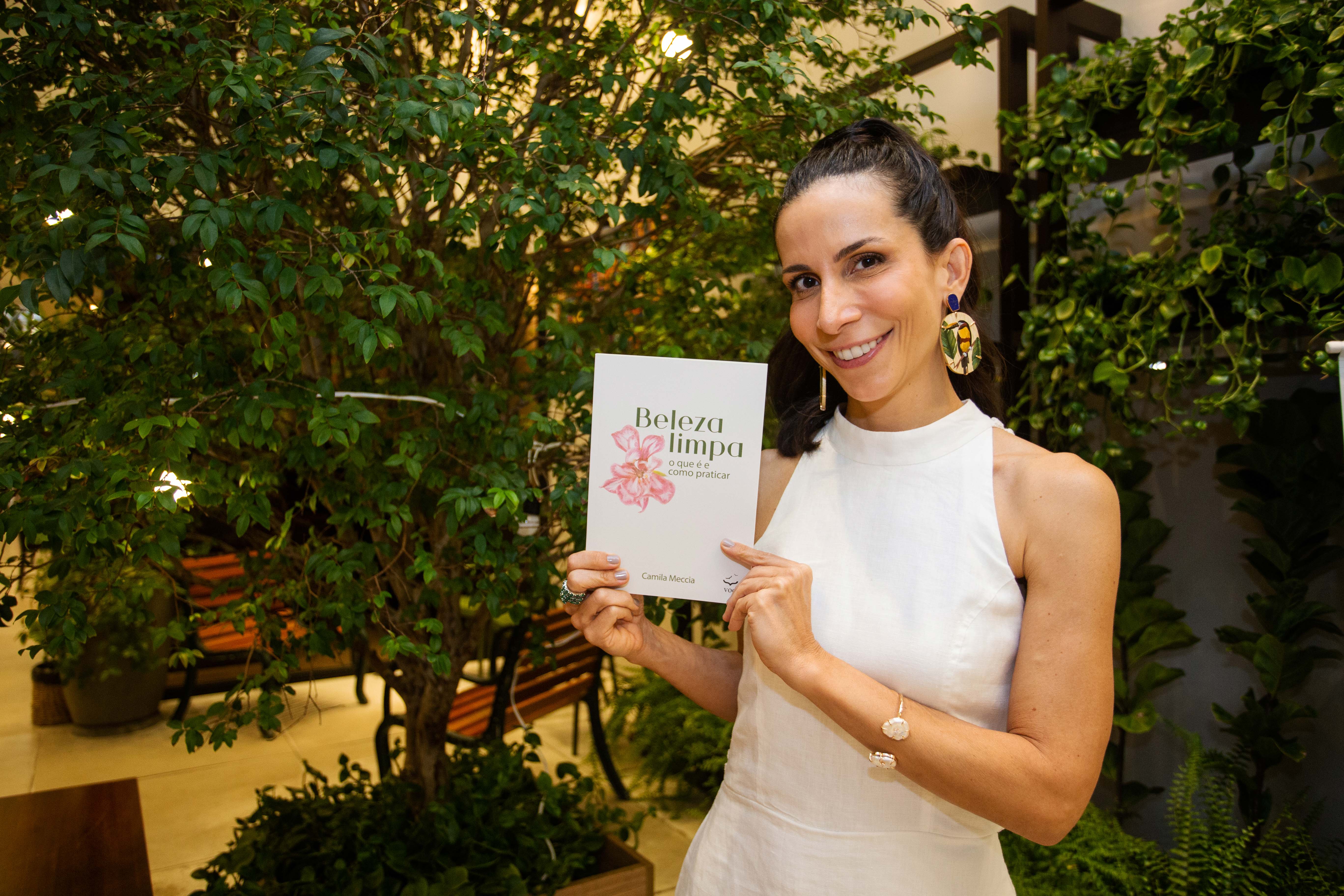 Camila Meccia lançou o livro "Beleza Limpa" reunindo convidados