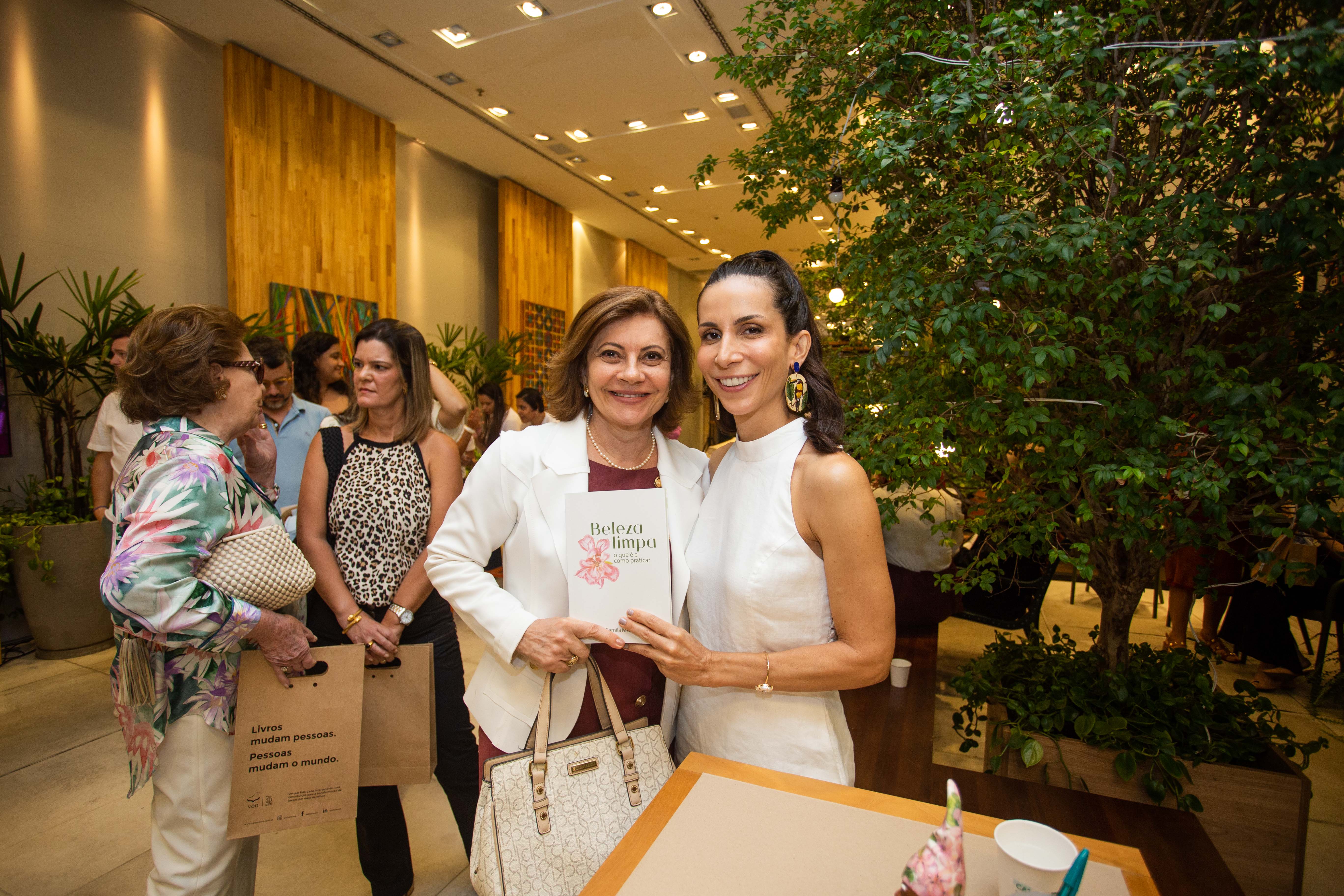 Camila Meccia lançou o livro "Beleza Limpa" reunindo convidados