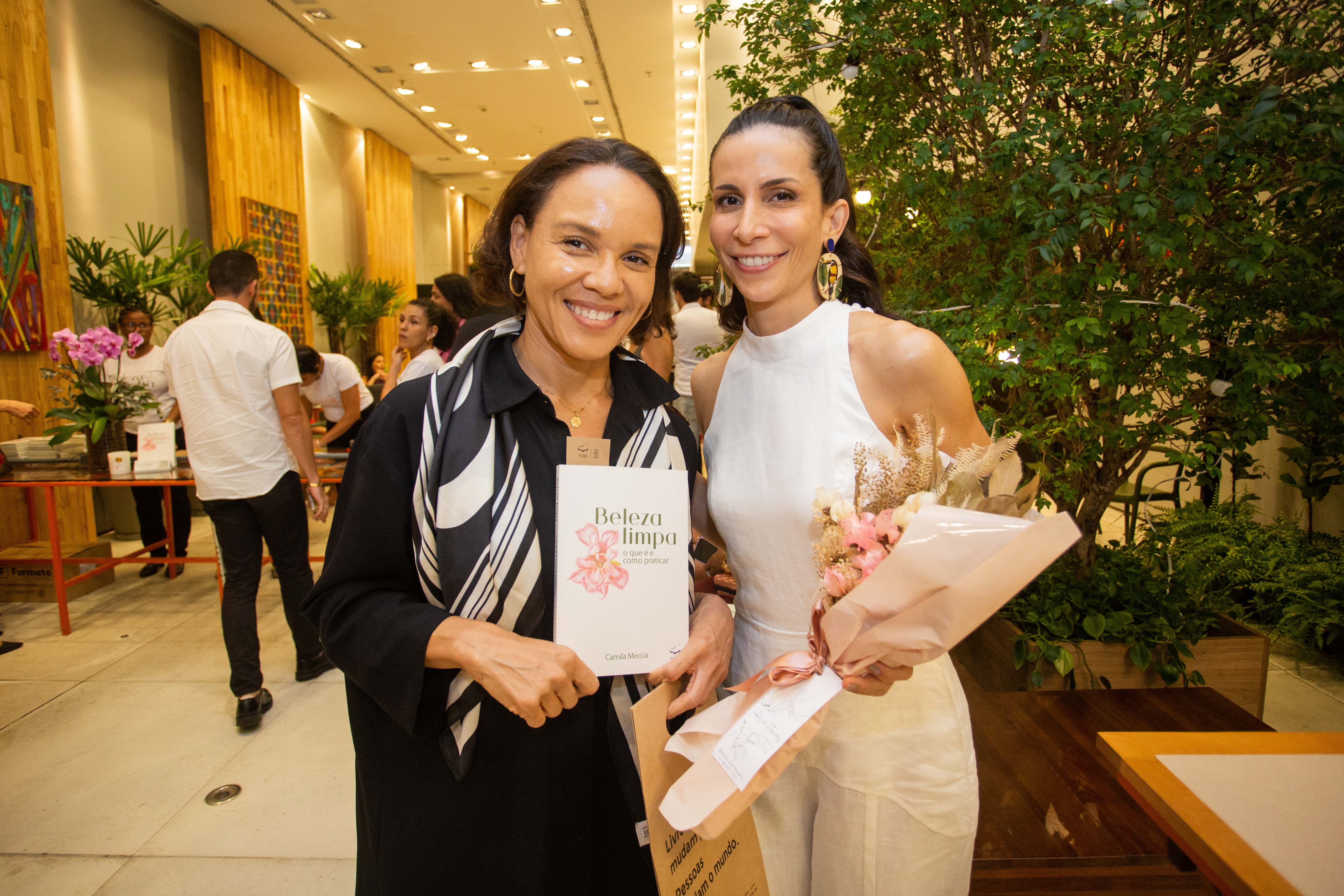 Camila Meccia lançou o livro "Beleza Limpa" reunindo convidados