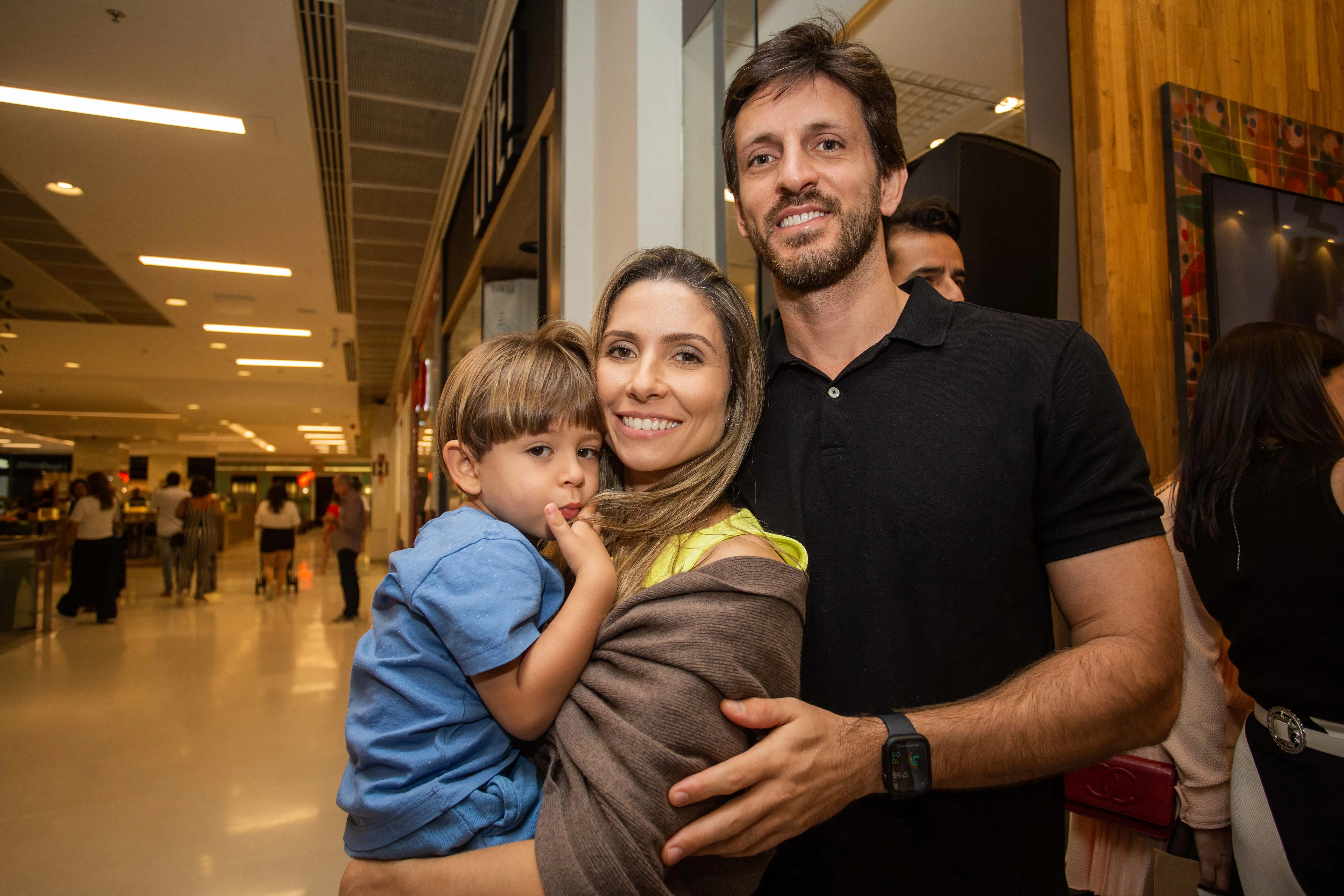 Camila Meccia lançou o livro "Beleza Limpa" reunindo convidados