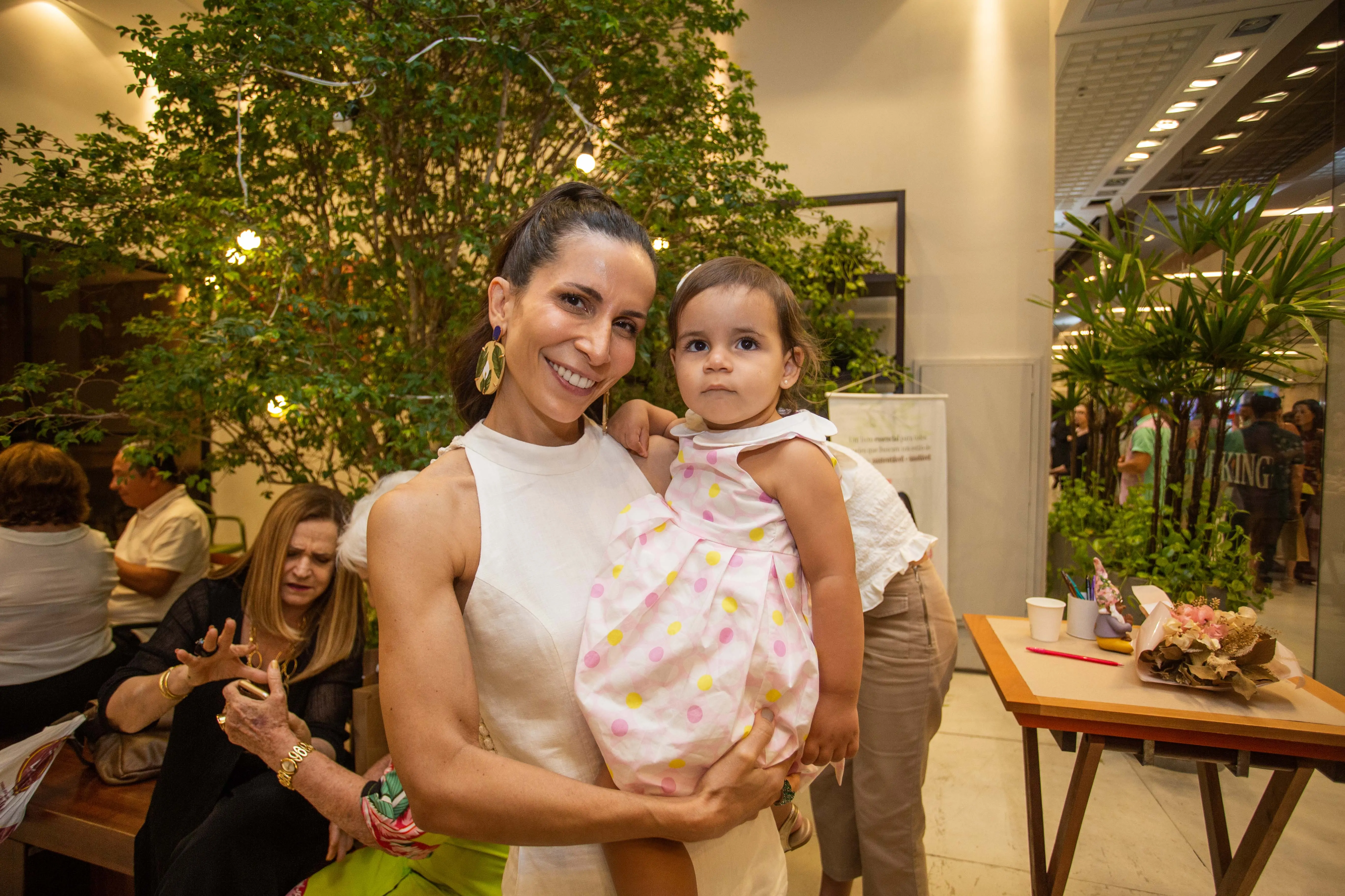 Camila Meccia lançou o livro "Beleza Limpa" reunindo convidados