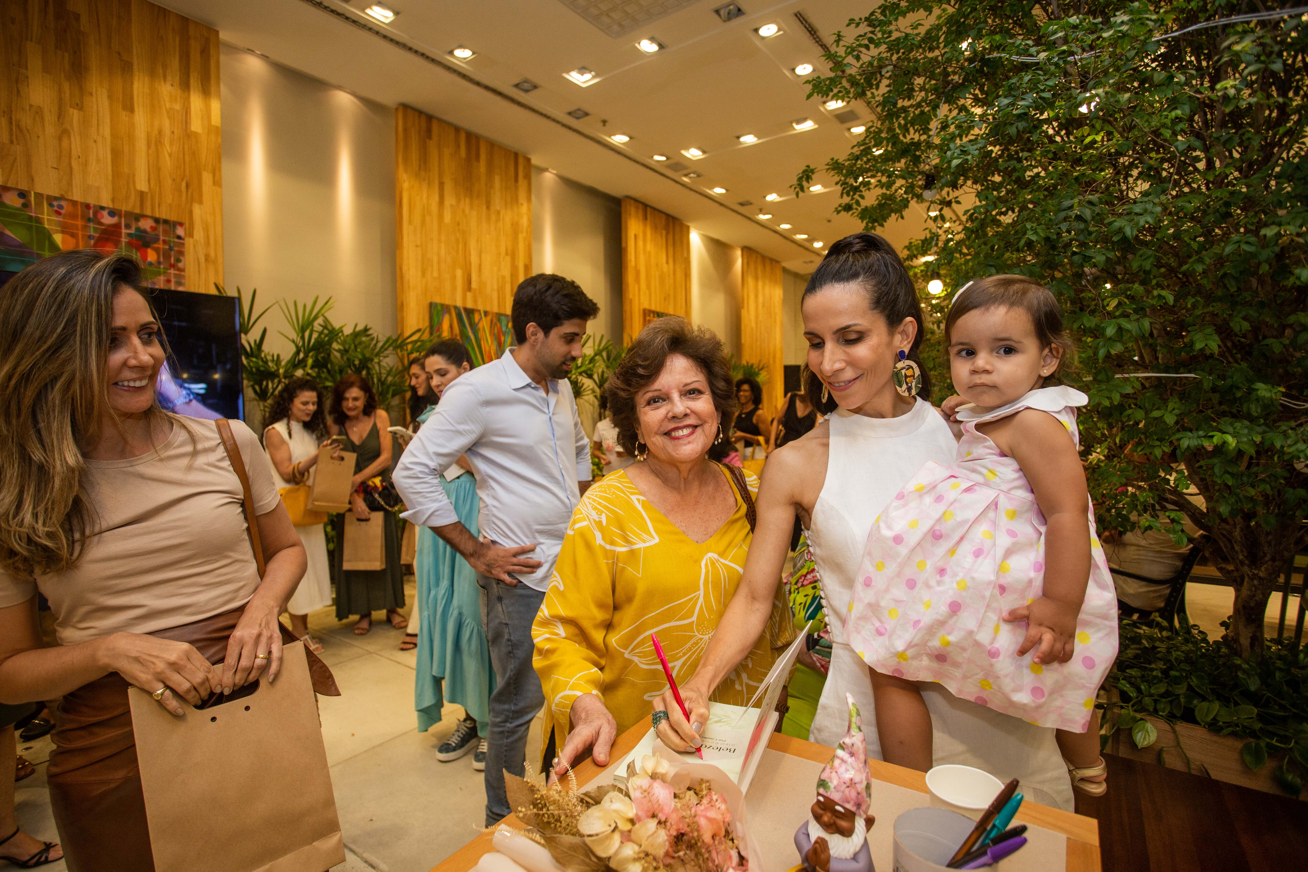 Camila Meccia lançou o livro "Beleza Limpa" reunindo convidados