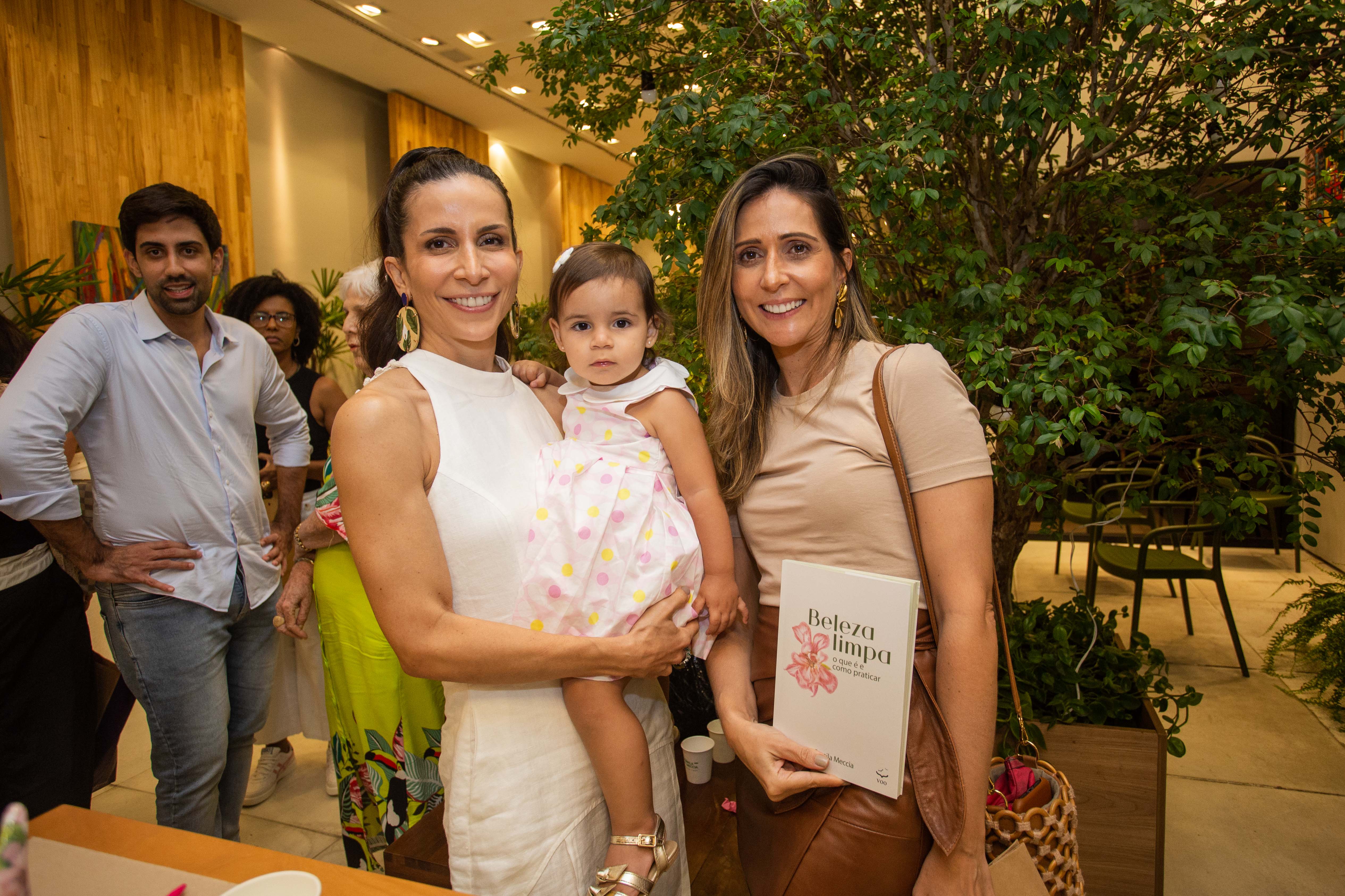 Camila Meccia lançou o livro "Beleza Limpa" reunindo convidados