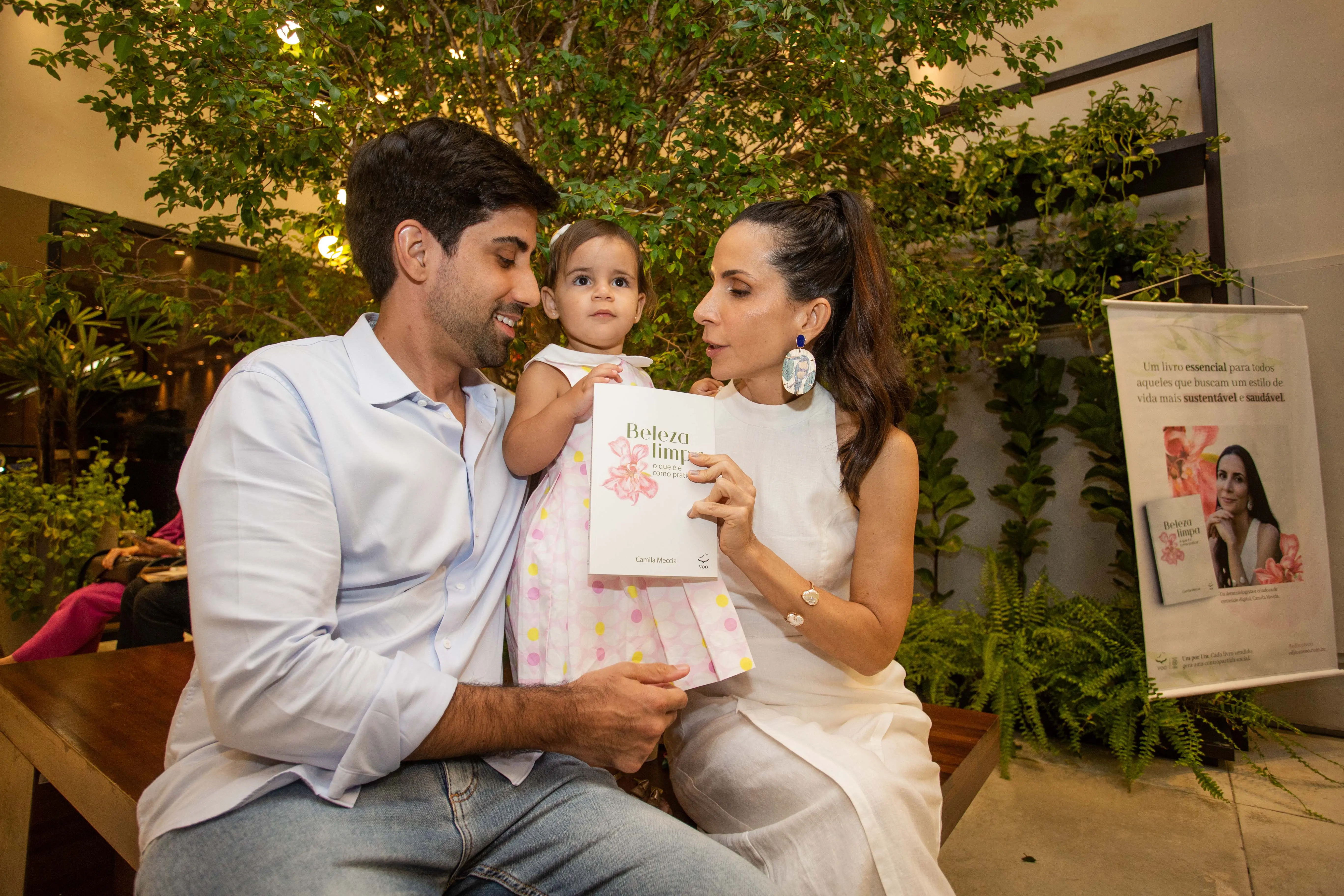 Camila Meccia lançou o livro "Beleza Limpa" reunindo convidados