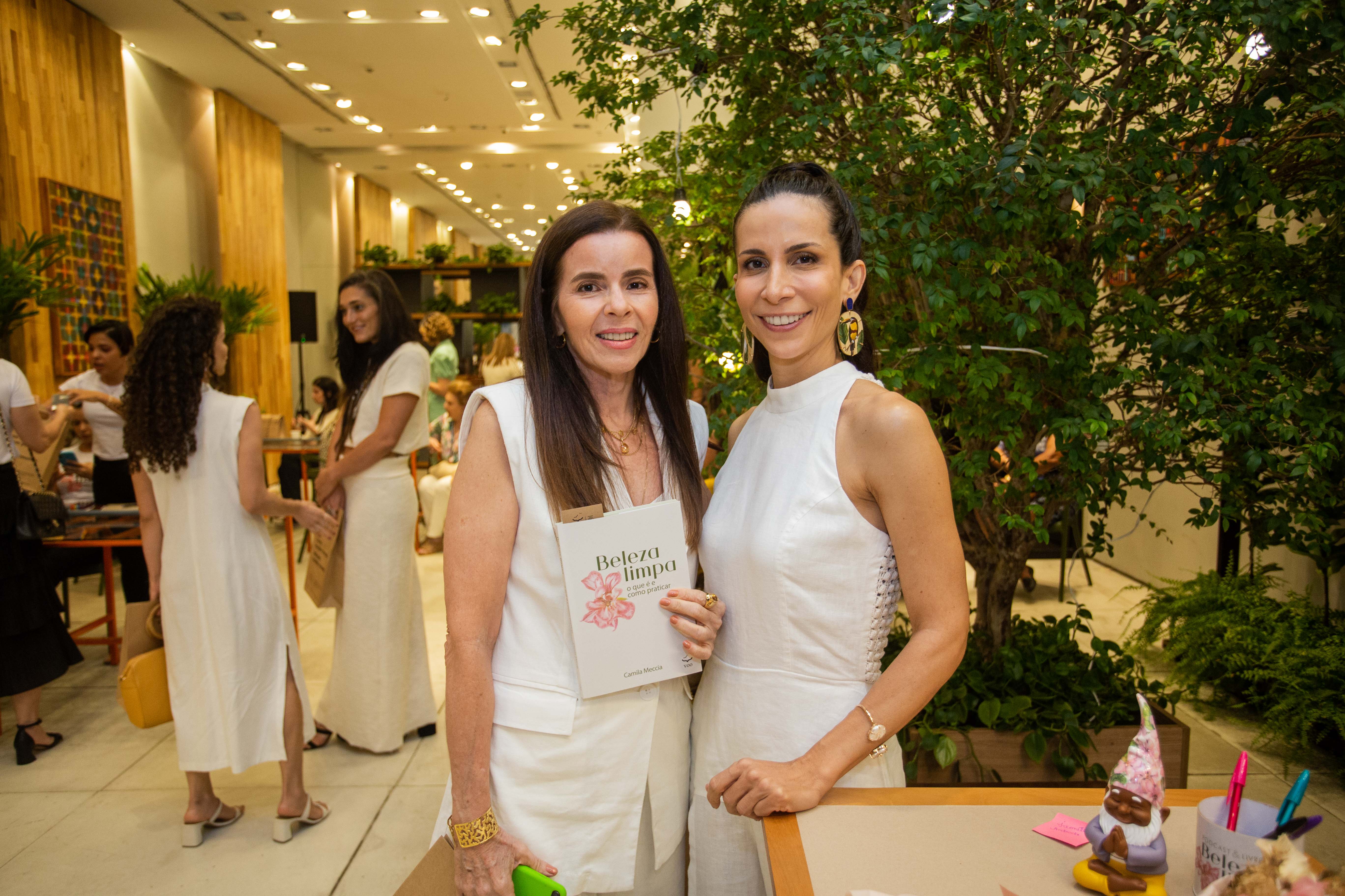 Camila Meccia lançou o livro "Beleza Limpa" reunindo convidados