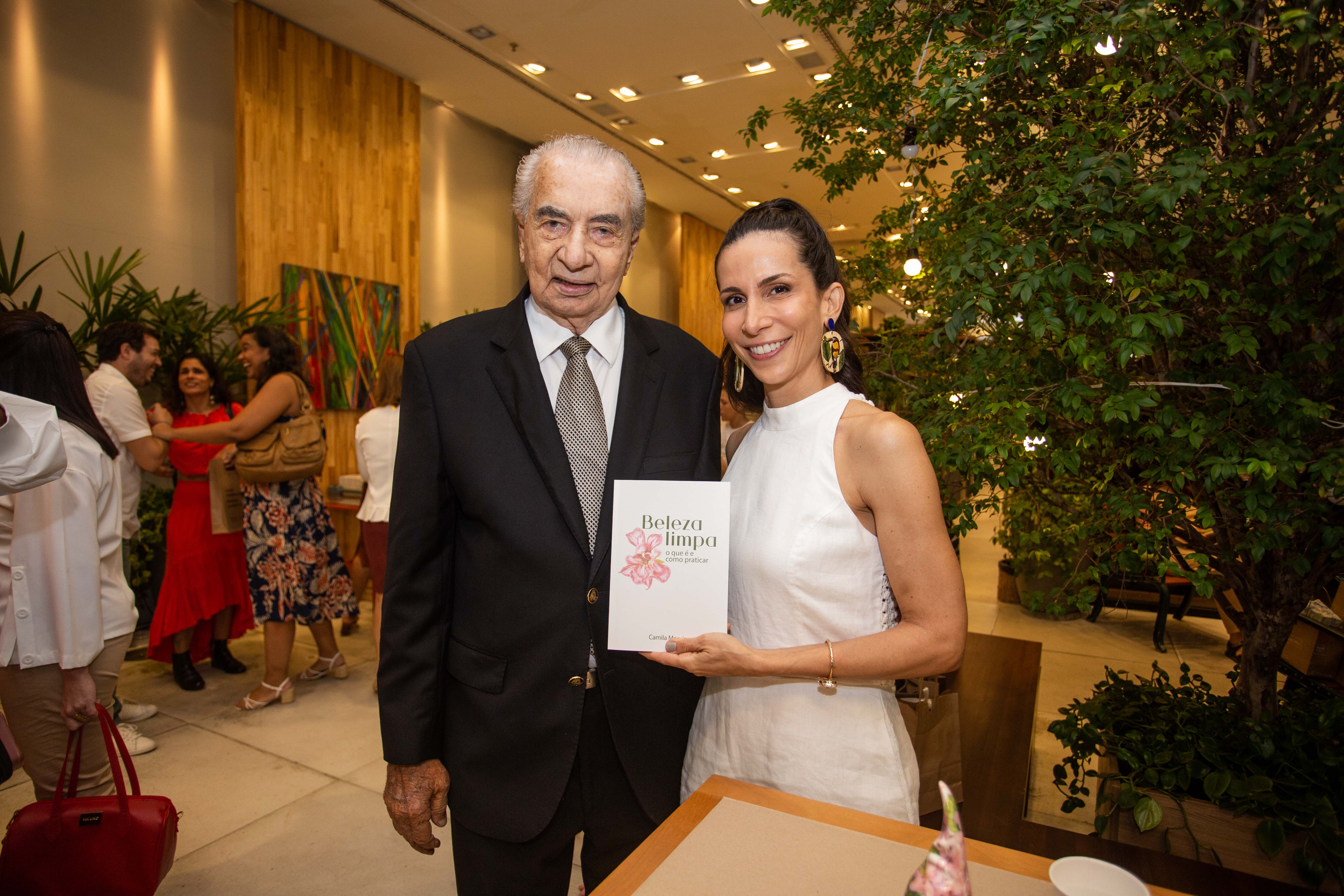 Camila Meccia lançou o livro "Beleza Limpa" reunindo convidados