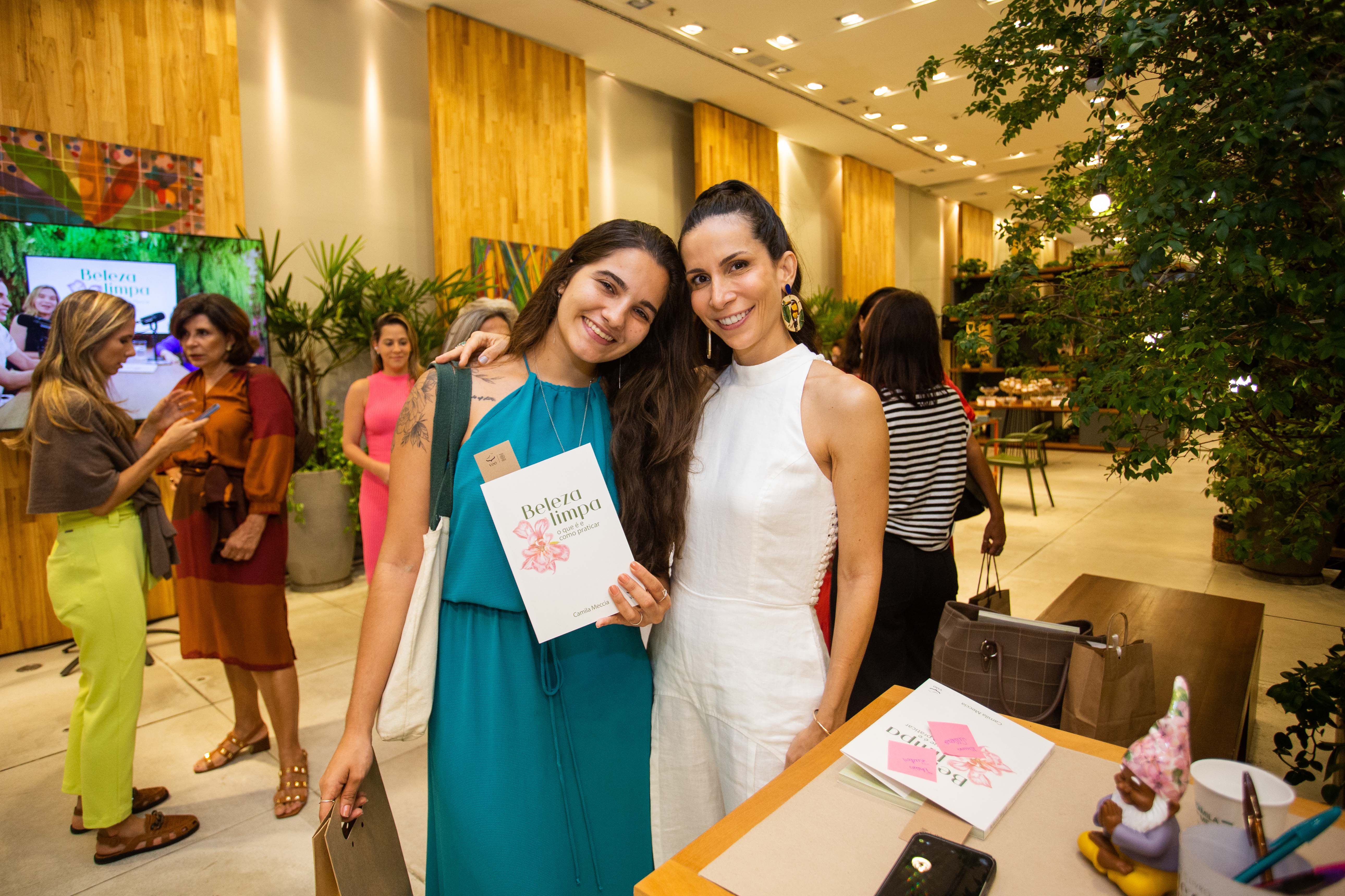 Camila Meccia lançou o livro "Beleza Limpa" reunindo convidados