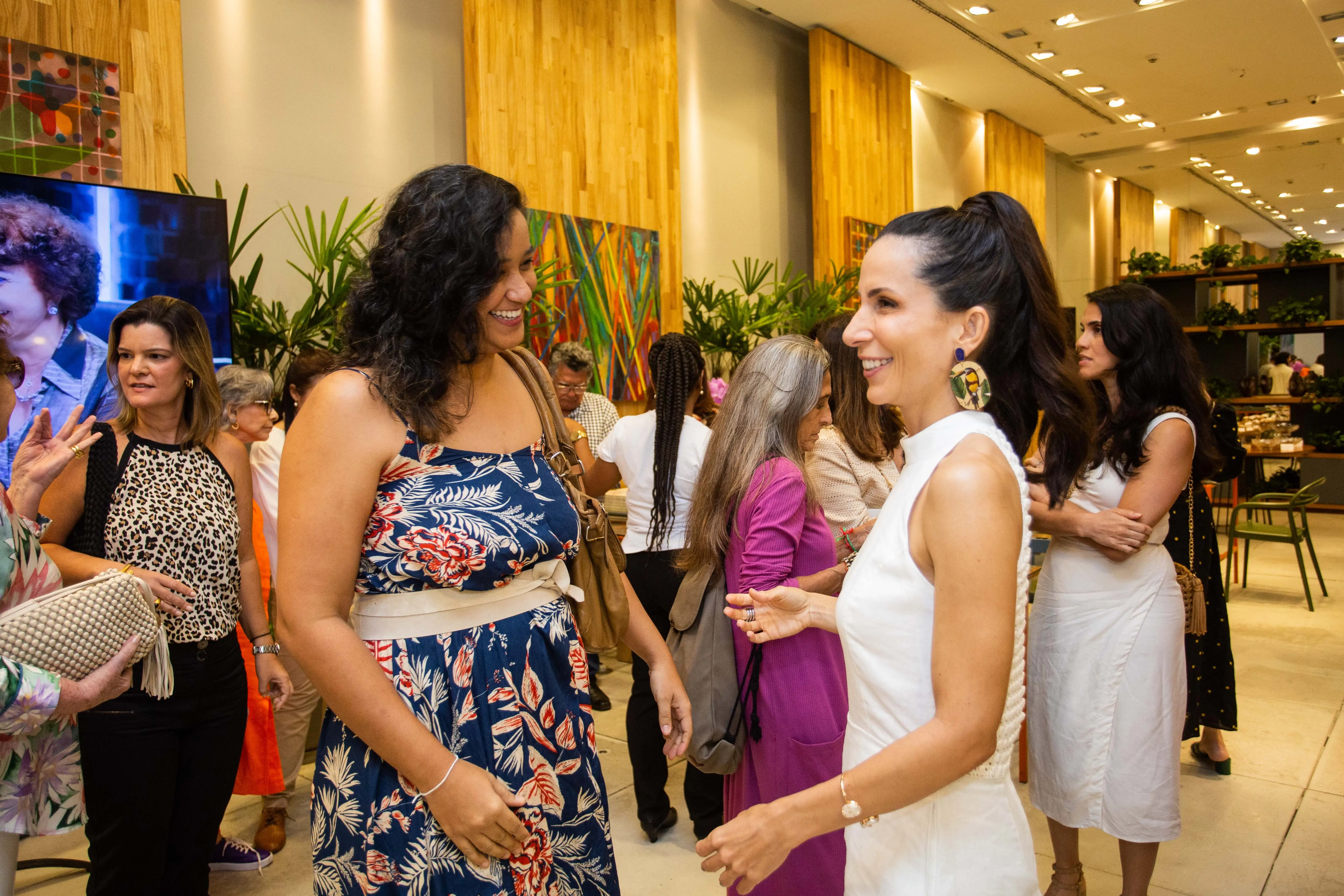 Camila Meccia lançou o livro "Beleza Limpa" reunindo convidados