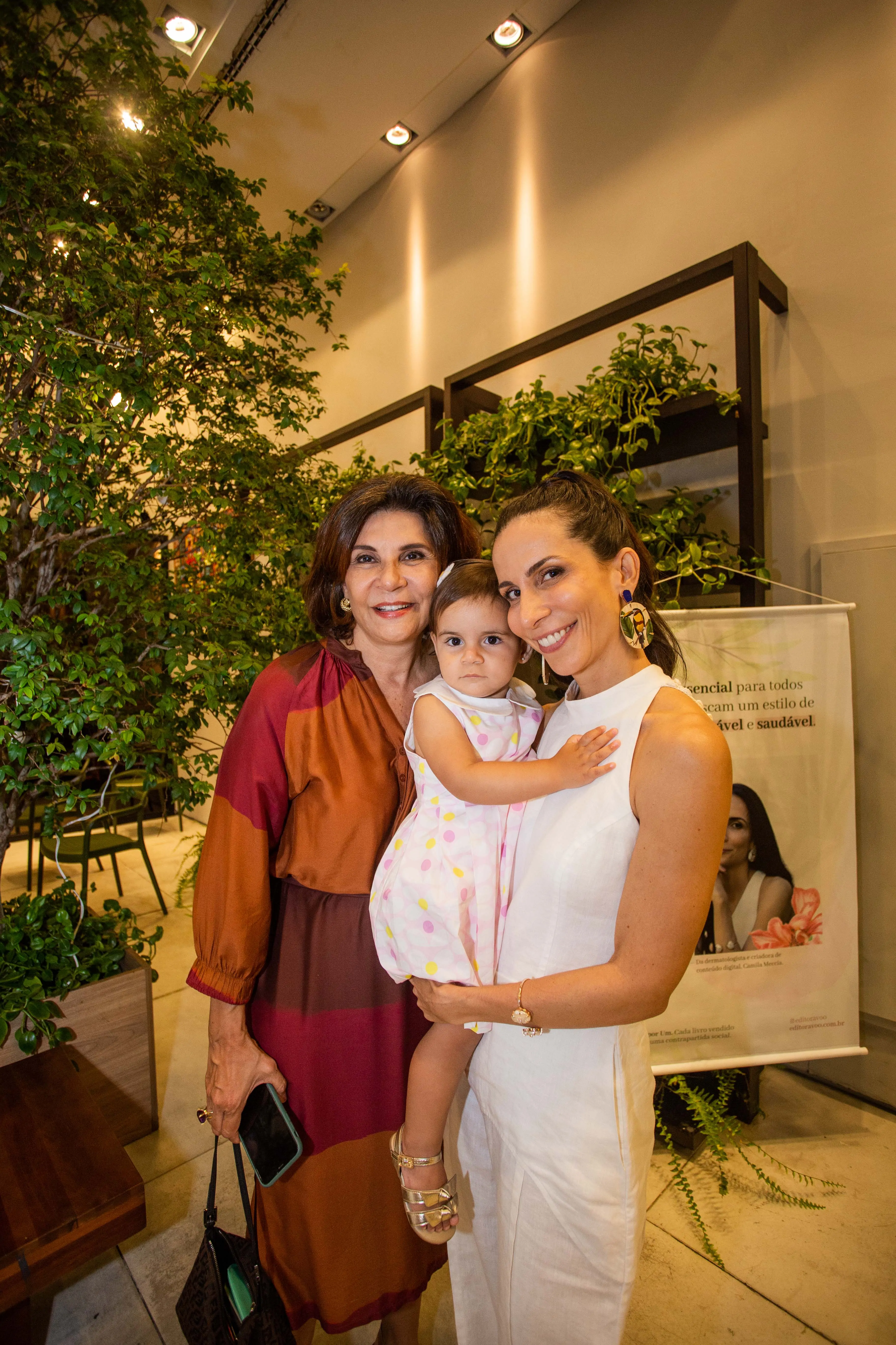 Camila Meccia lançou o livro "Beleza Limpa" reunindo convidados