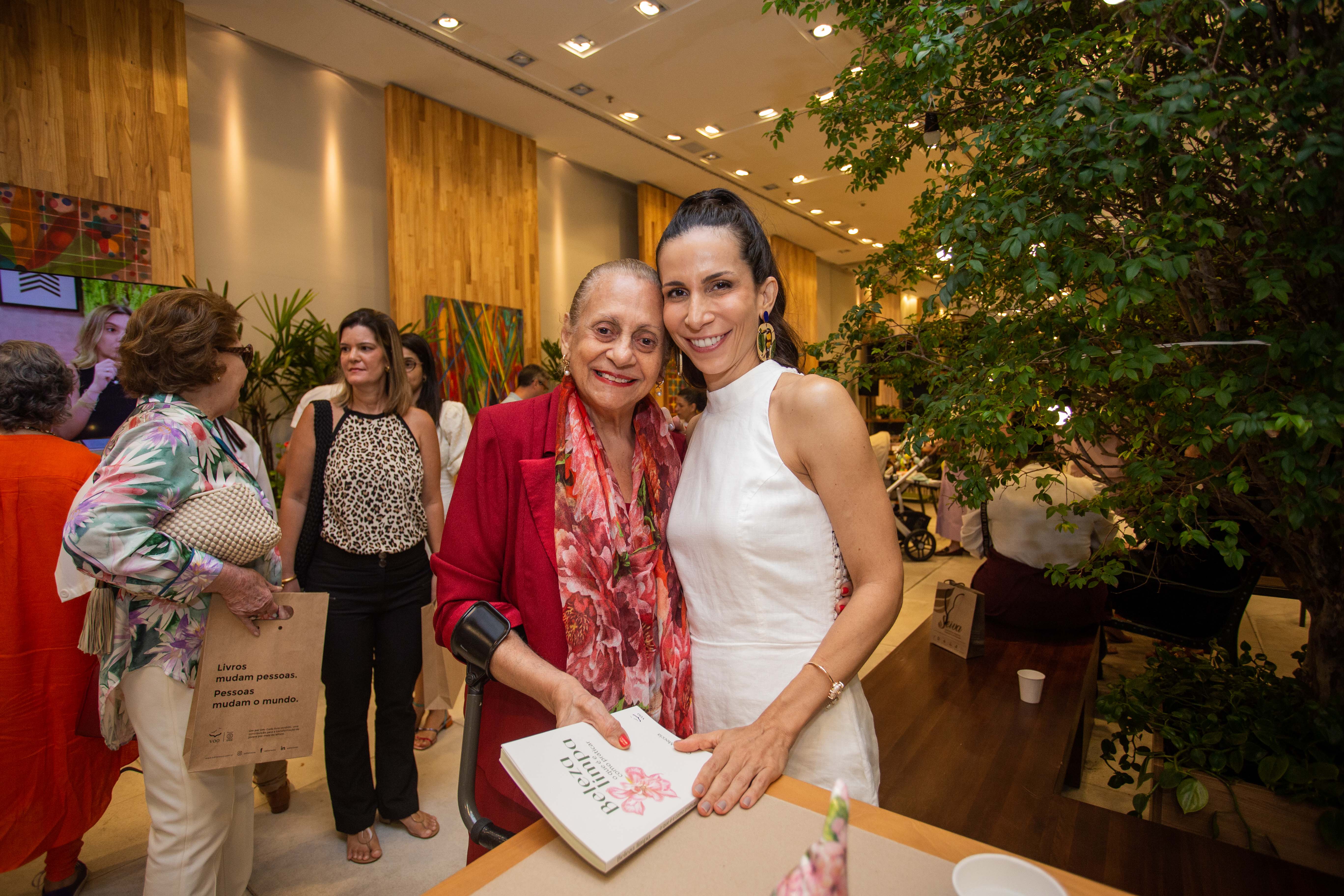 Camila Meccia lançou o livro "Beleza Limpa" reunindo convidados