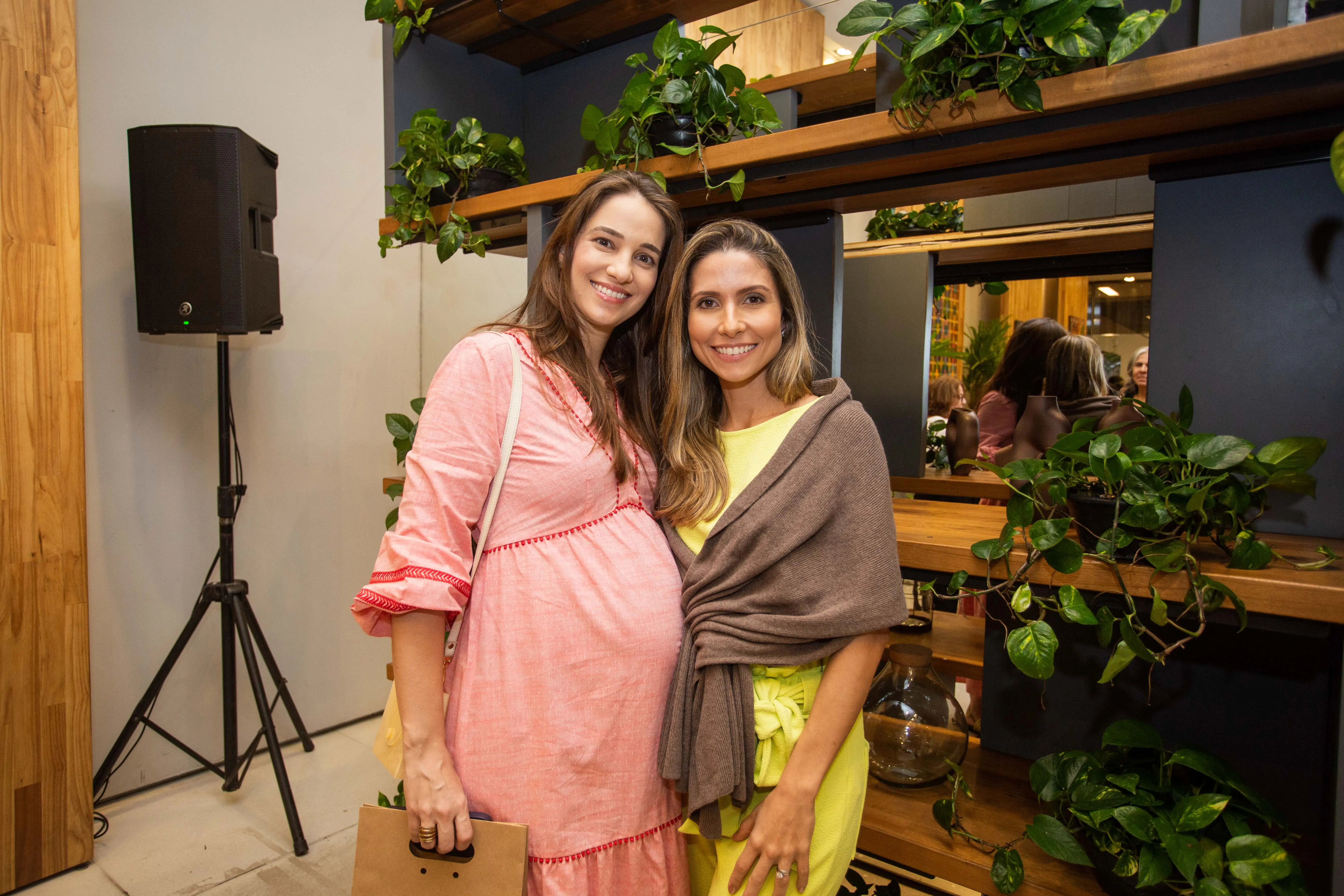 Camila Meccia lançou o livro "Beleza Limpa" reunindo convidados