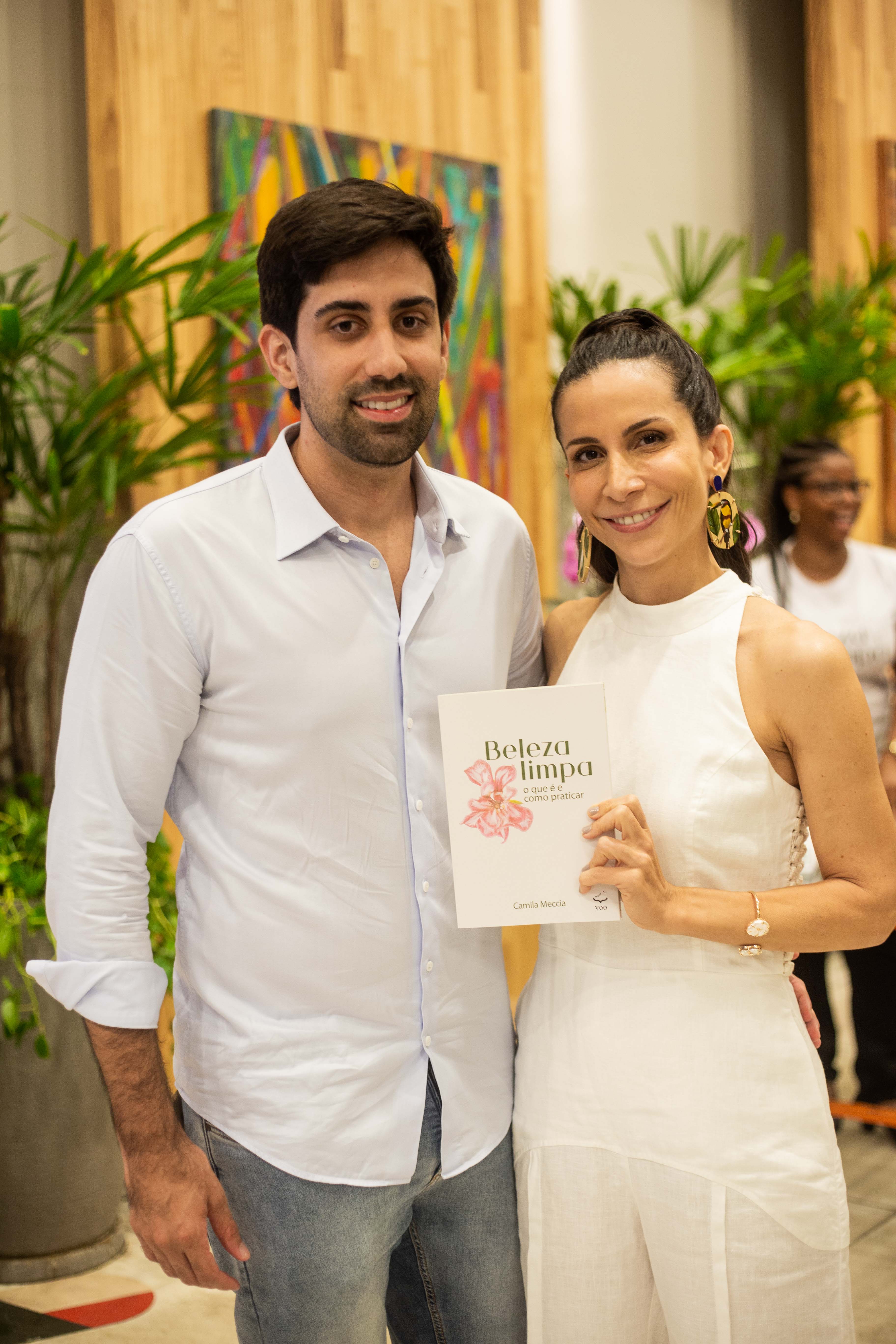 Camila Meccia lançou o livro "Beleza Limpa" reunindo convidados