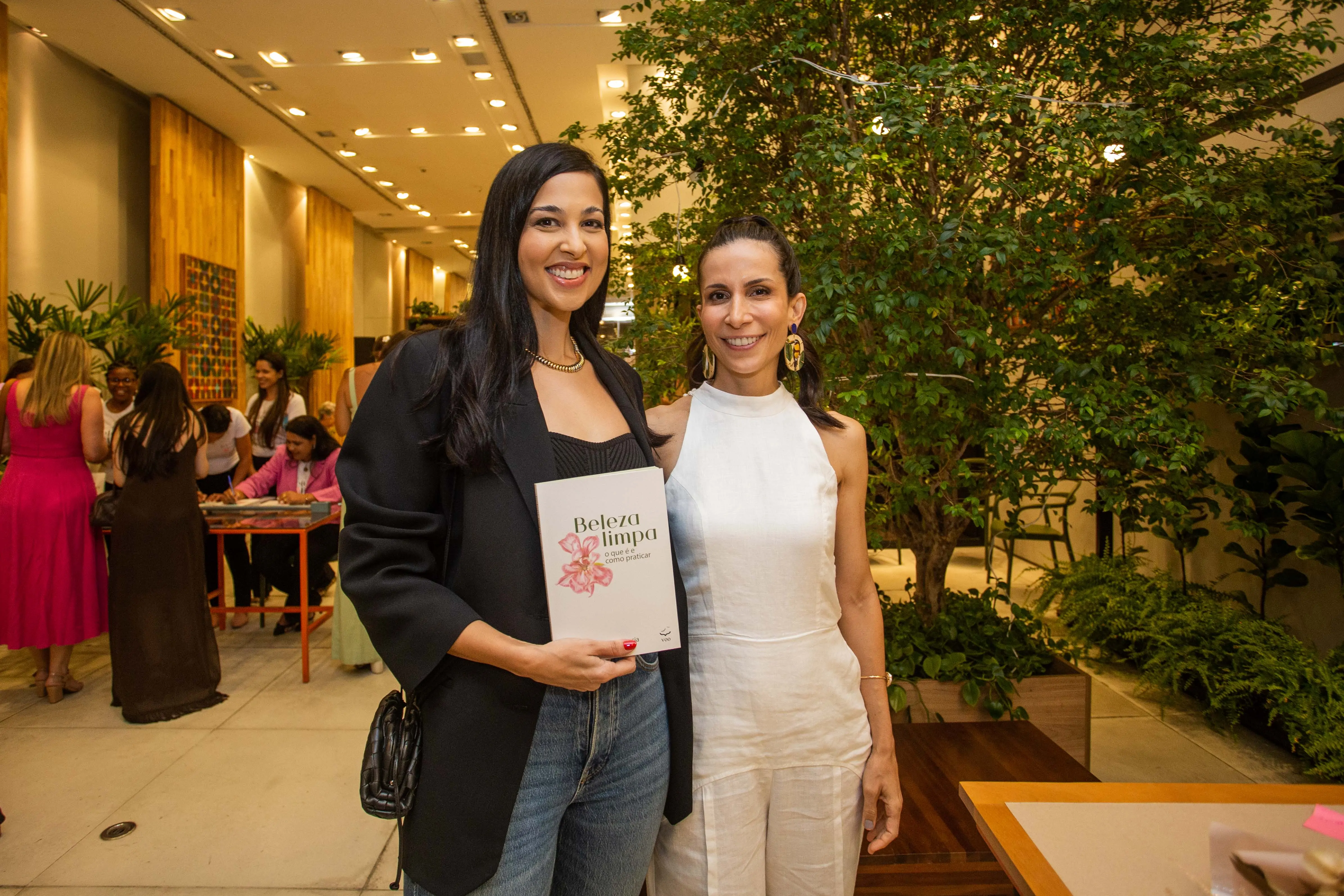 Camila Meccia lançou o livro "Beleza Limpa" reunindo convidados
