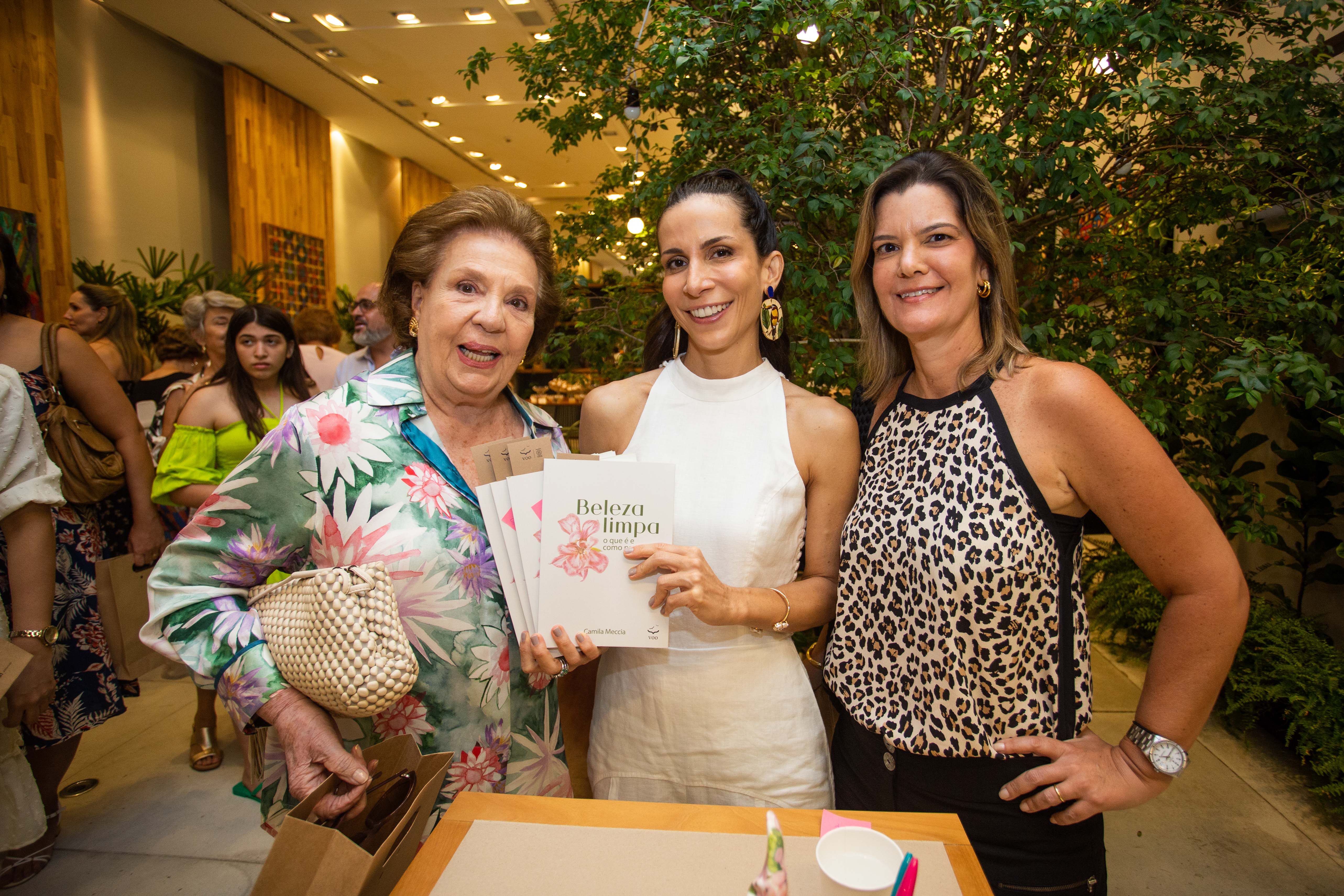Camila Meccia lançou o livro "Beleza Limpa" reunindo convidados