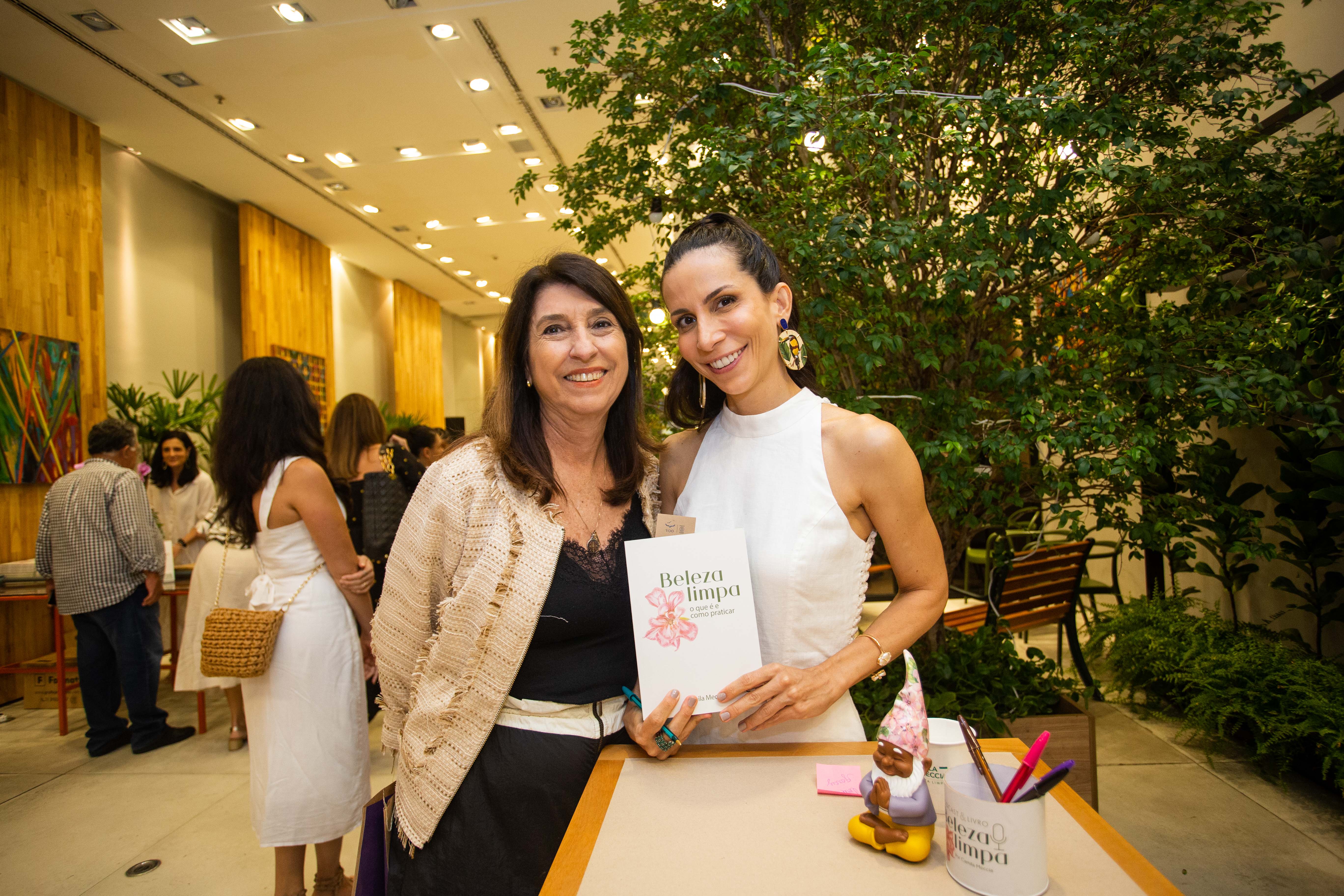 Camila Meccia lançou o livro "Beleza Limpa" reunindo convidados
