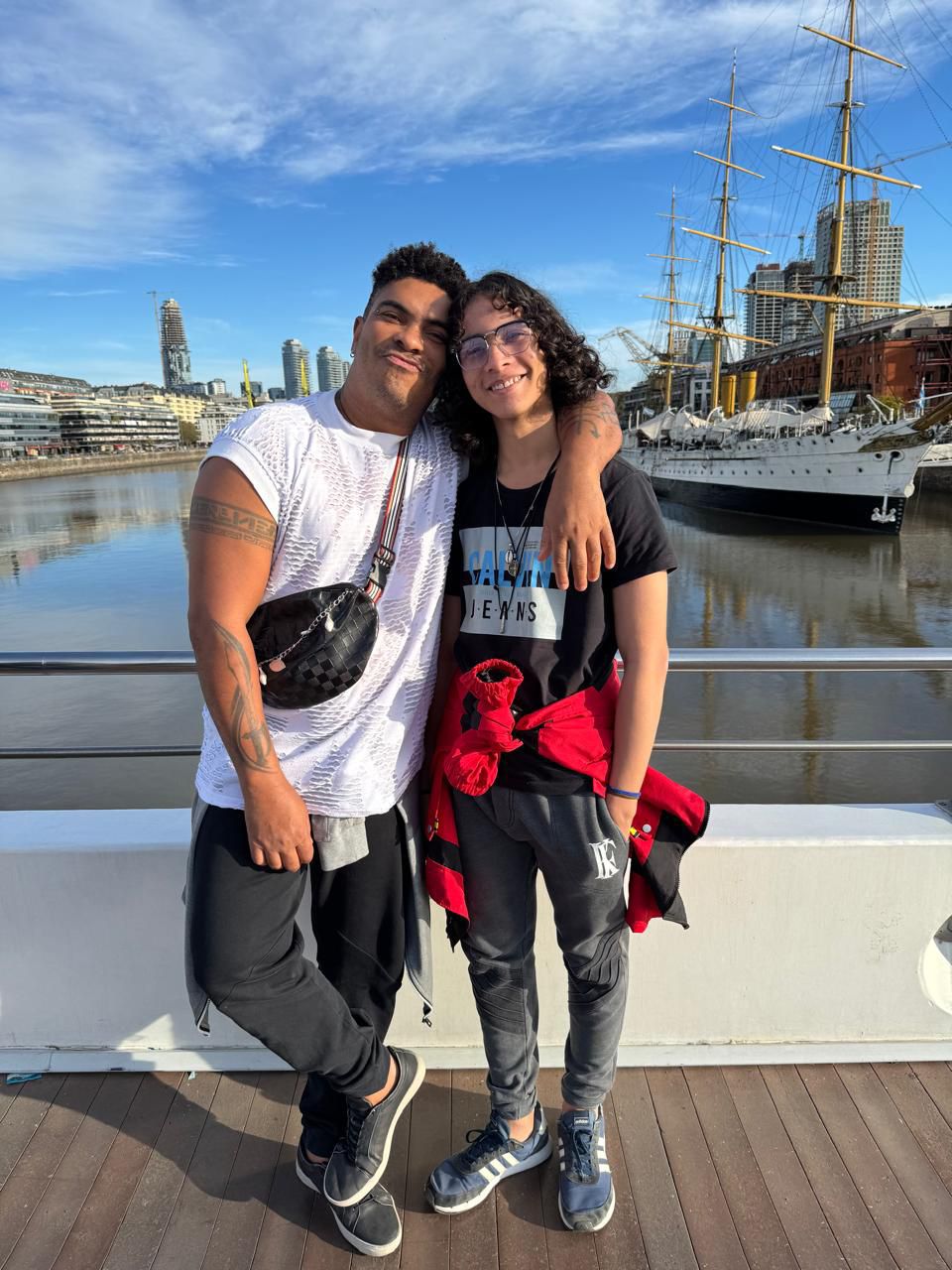 Denny Denan passa temporada de férias na Argentina com filho