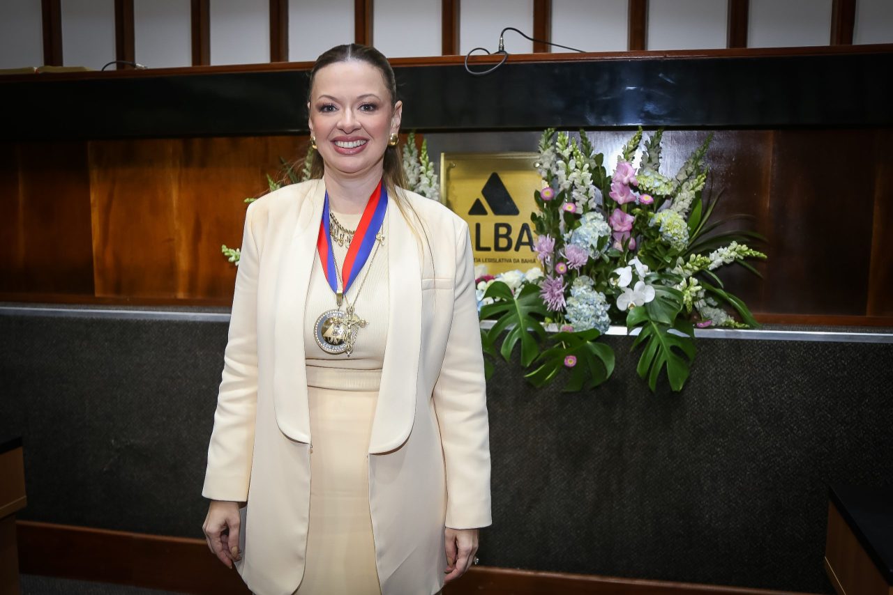 Fotos - Isabela Suarez recebe a maior honraria da ALBA