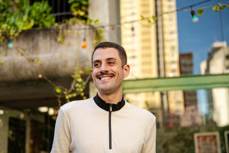 Vitor Andrade lança livro que marca sua estreia na literatura