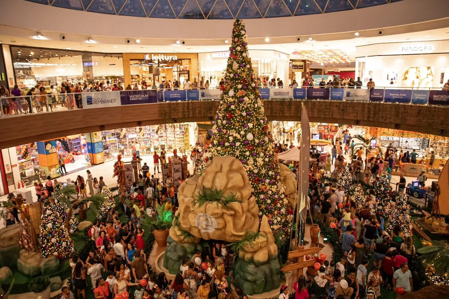Shopping Paralela estreia temporada natalina com cenário da Disney e ...