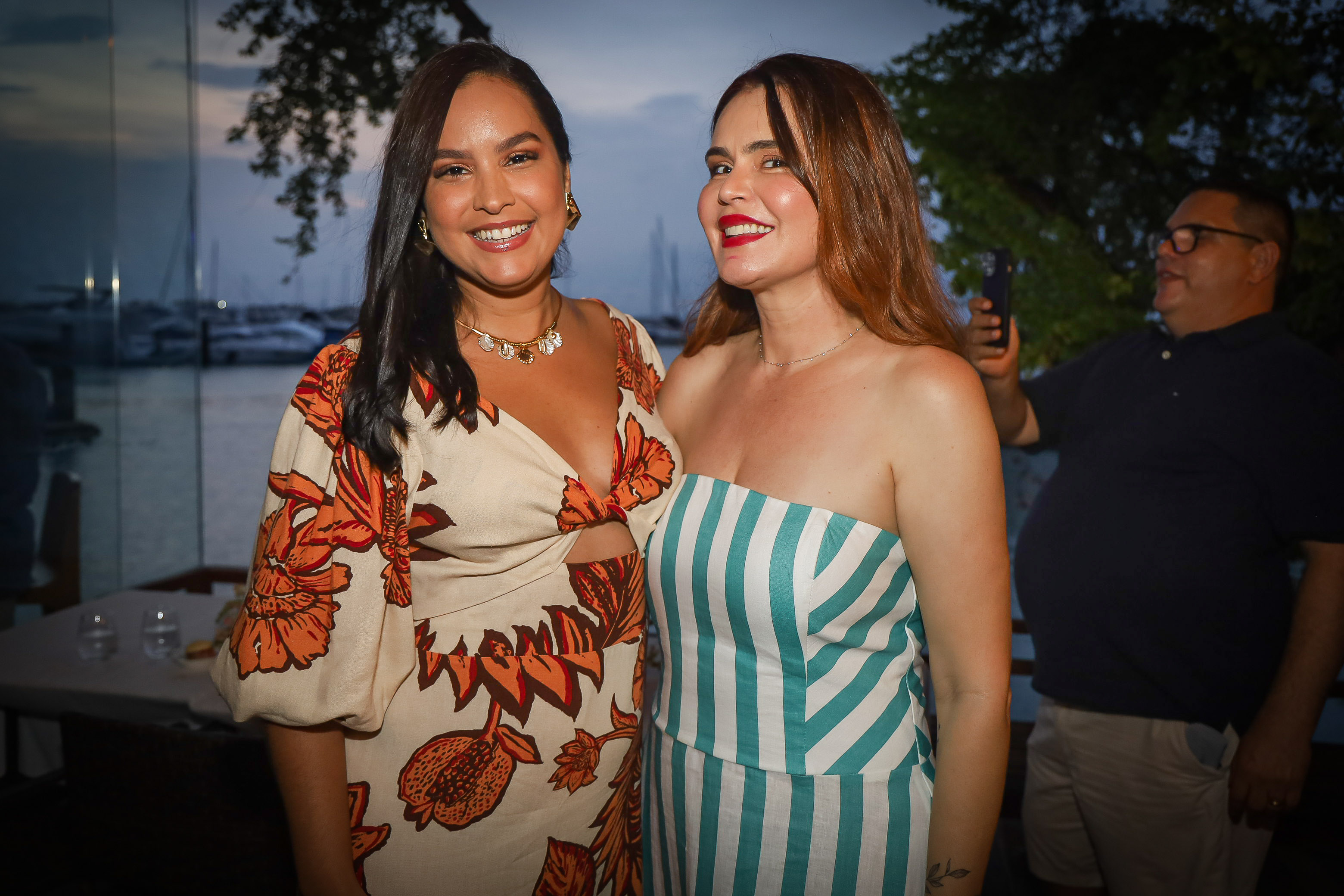 Fotos - Cris e Elis Goes celebram aniversário na Bahia Marina