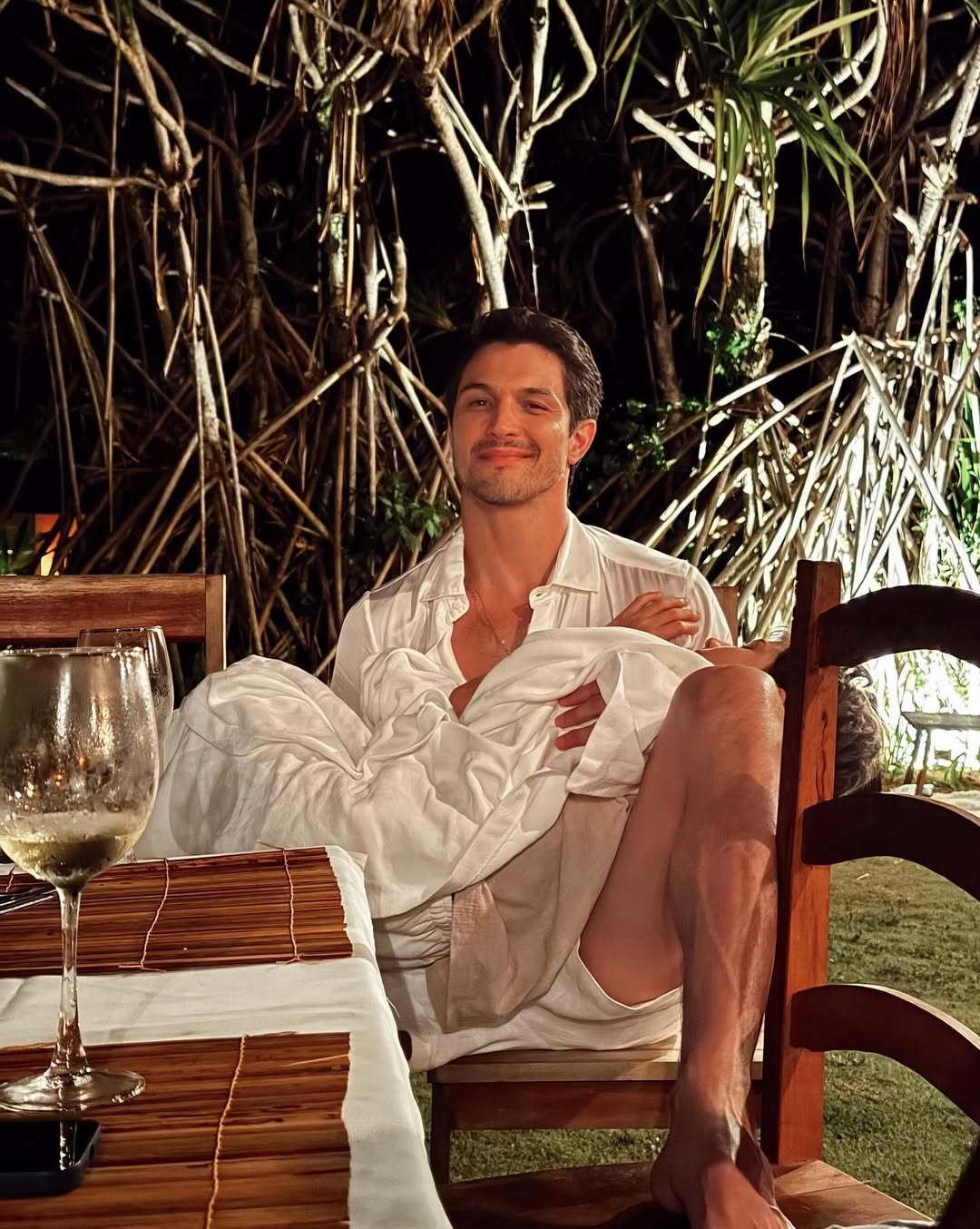 Rômulo Estrela aproveita começo de ano em praia no sul da Bahia