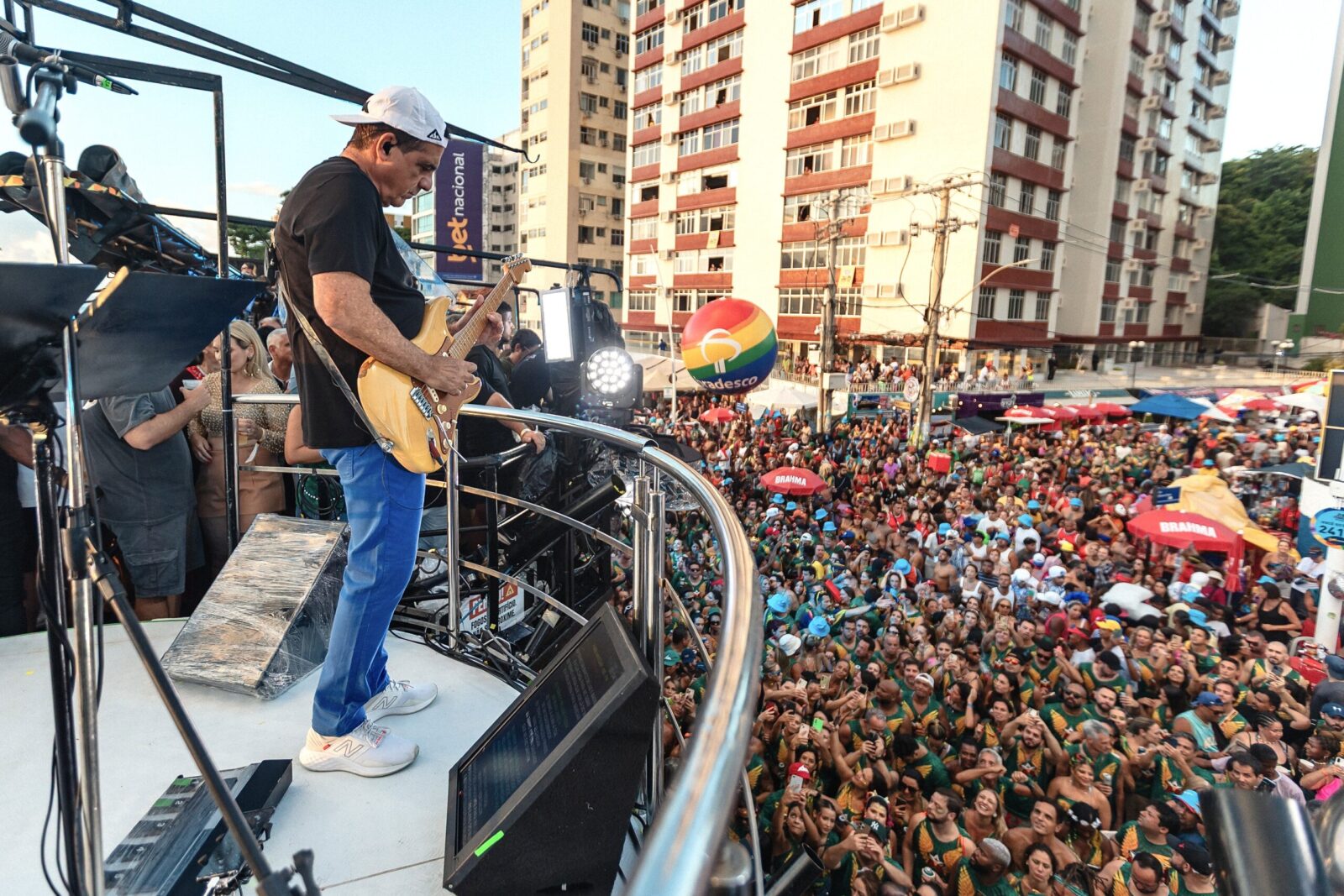 Durval Lélys encerrou seu Carnaval de Salvador puxando Me Abraça