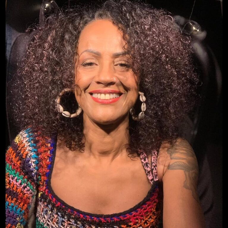 Simone Moreno voltará ao Brasil com projetos para o verão