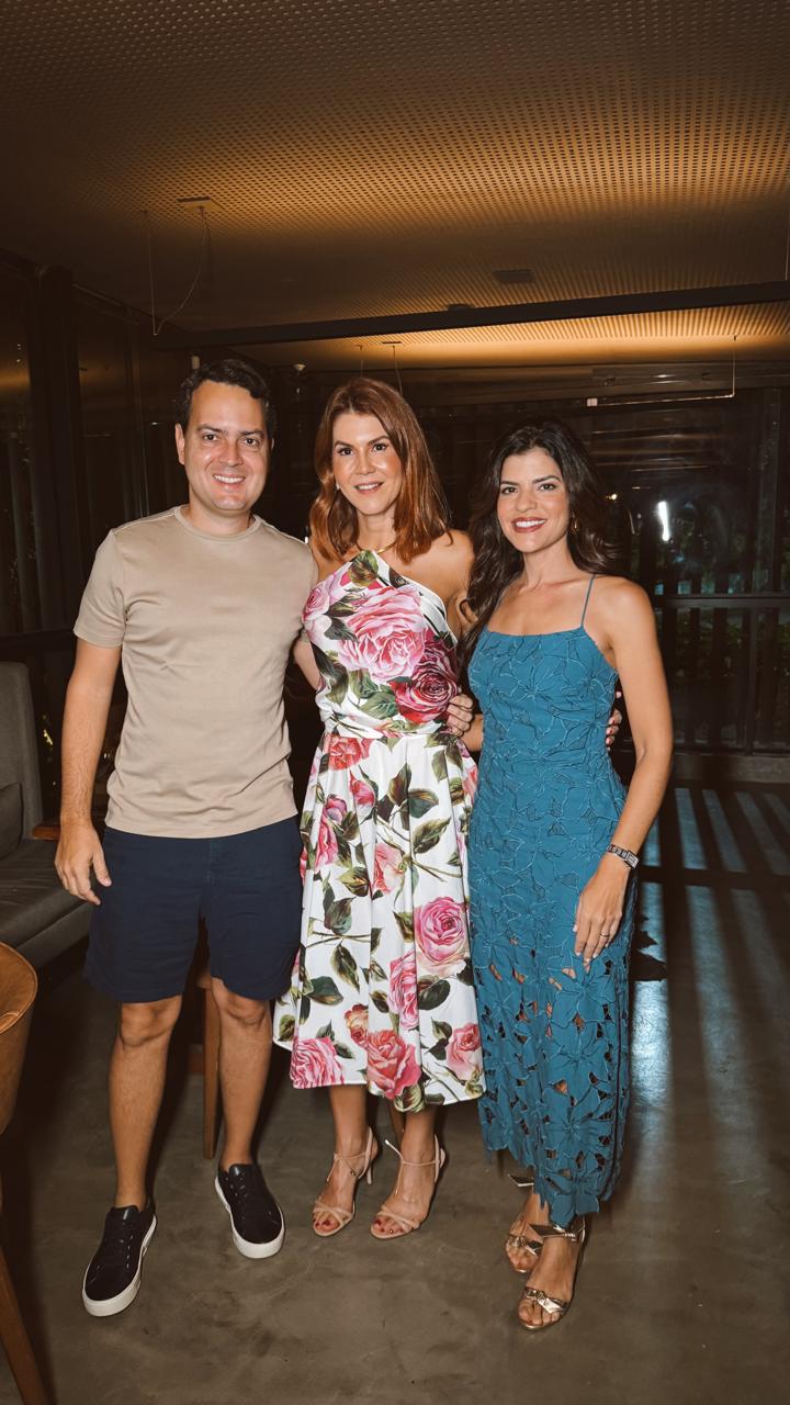 Manu Moscoso celebra aniversário com samba e drinks