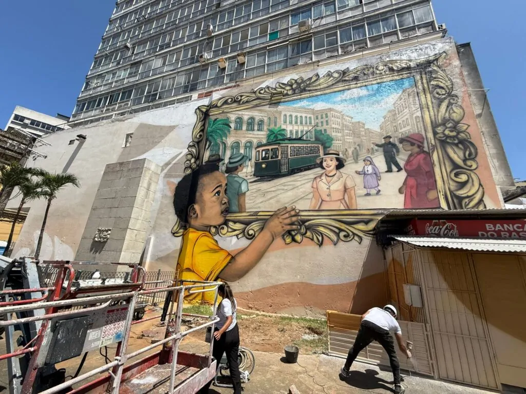 Rua Chile ganha mural que celebra figuras icônicas de Salvador