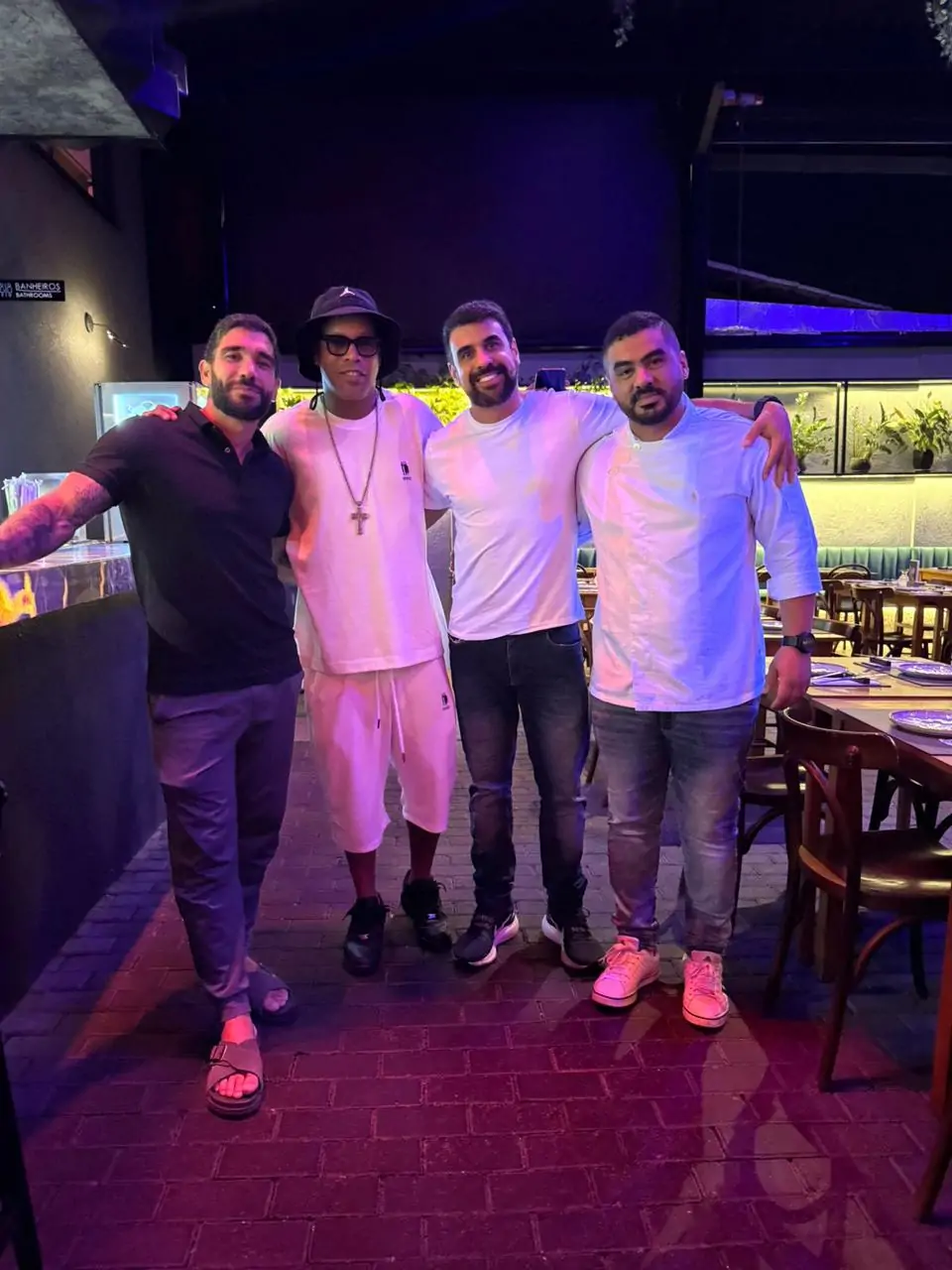 Ronaldinho curte noite na Pituba durante passagem em Salvador