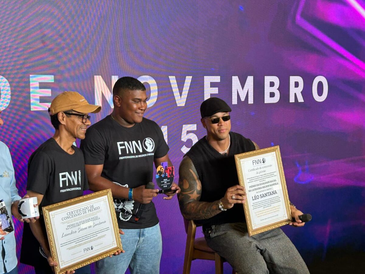Léo Santana recebe honraria da Frente Nacional de Negros