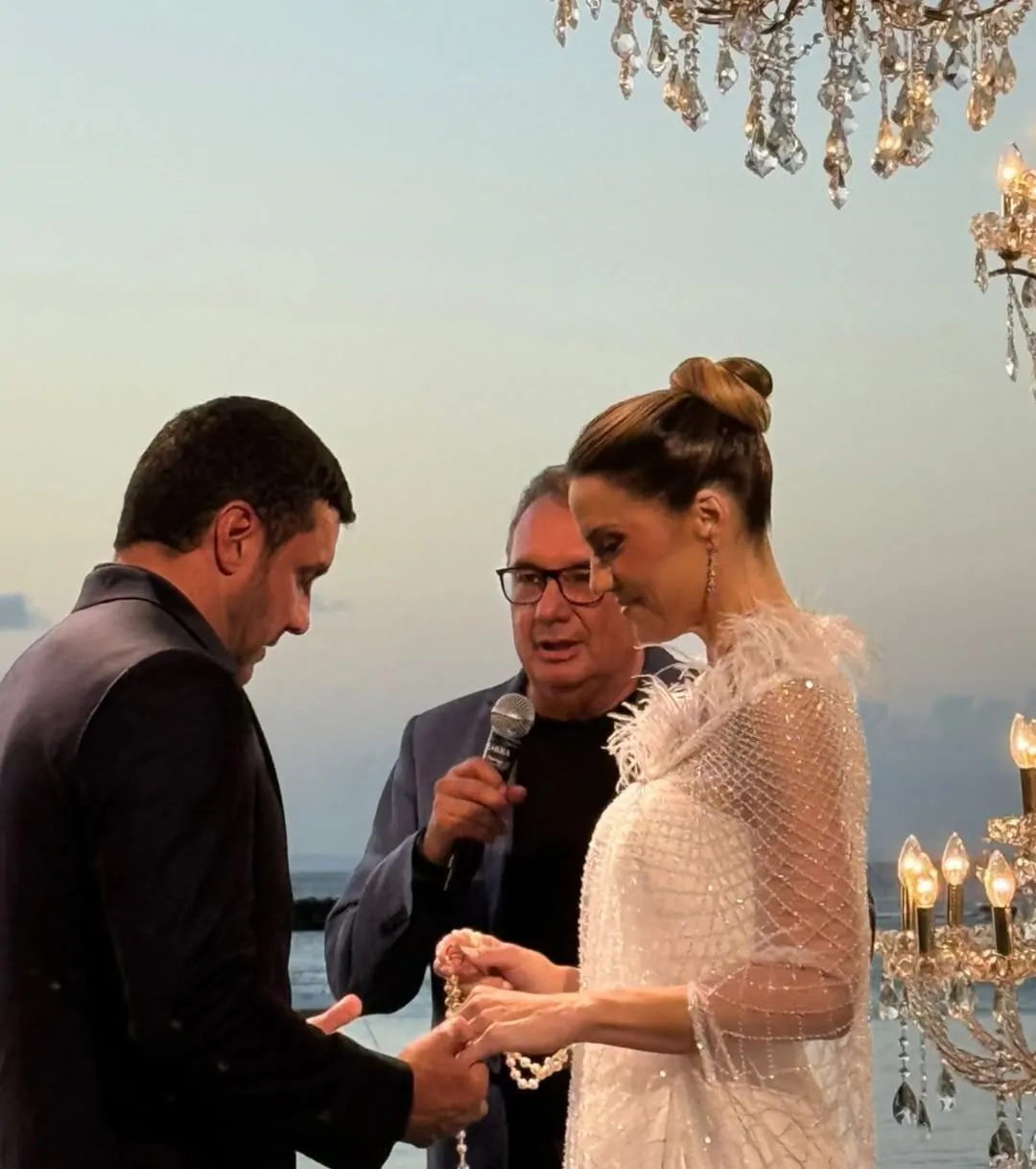 Priscilla Diniz e Joca Abreu Neto se casaram na Baía de Todos-os-Santos