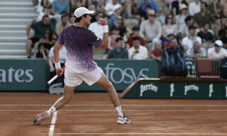 João Fonseca vence estreia em Roland Garros 2026 e avança